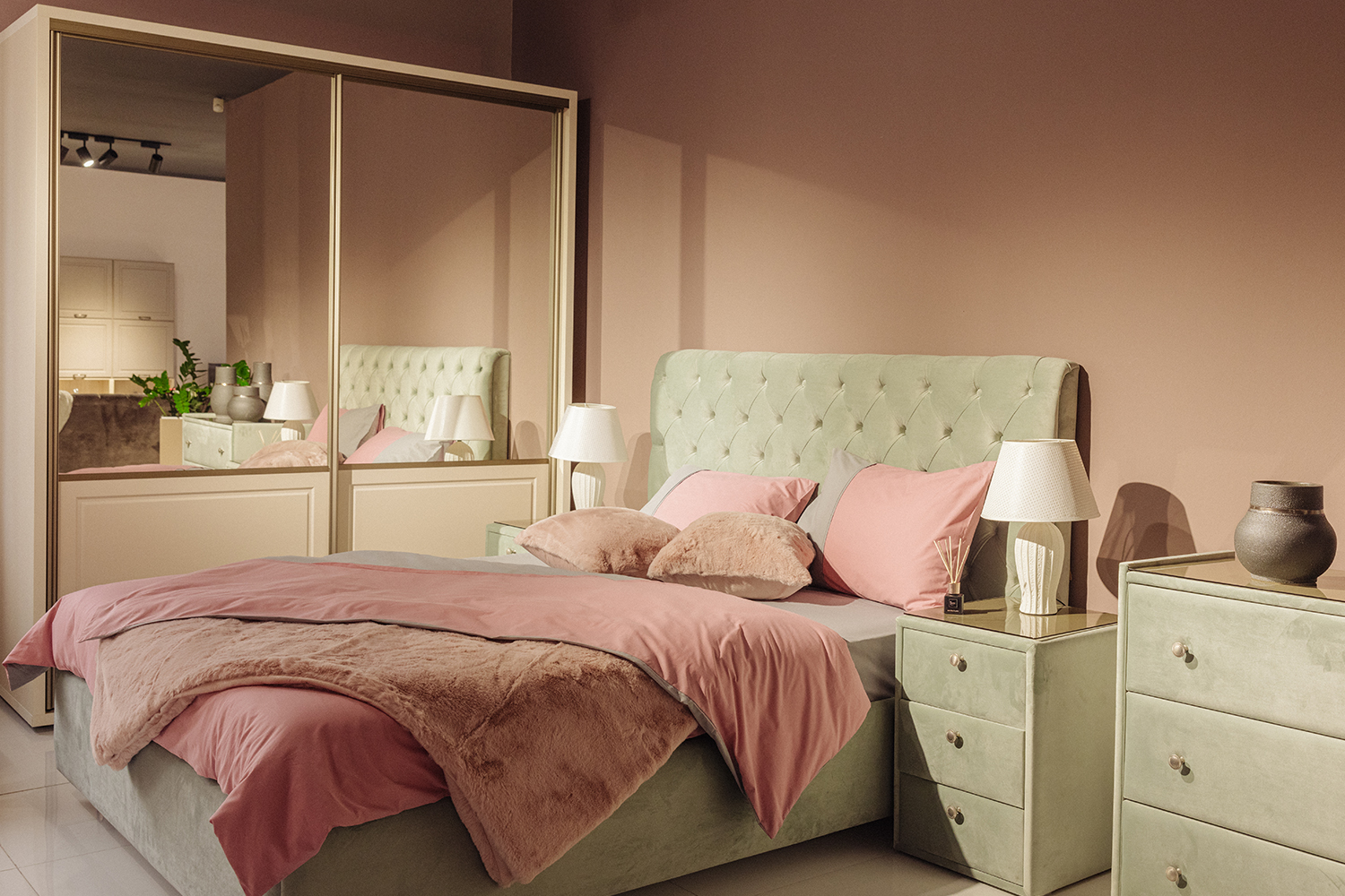 Redecorare pentru relaxare: camera adolescentei pasionate de frumos